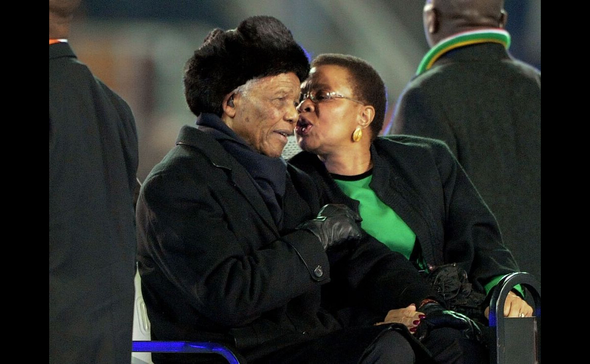 Photo : Nelson Mandela et son épouse Graça Machel à Johannesburg, le 11 ...