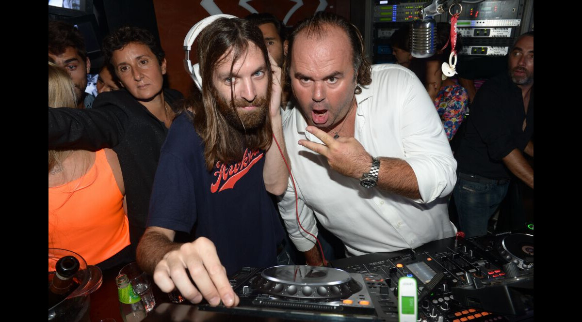 Photo : Les DJ Breakbot et Jack.E au côté de Valérie Boukobza lors de la private party du Byblos ...