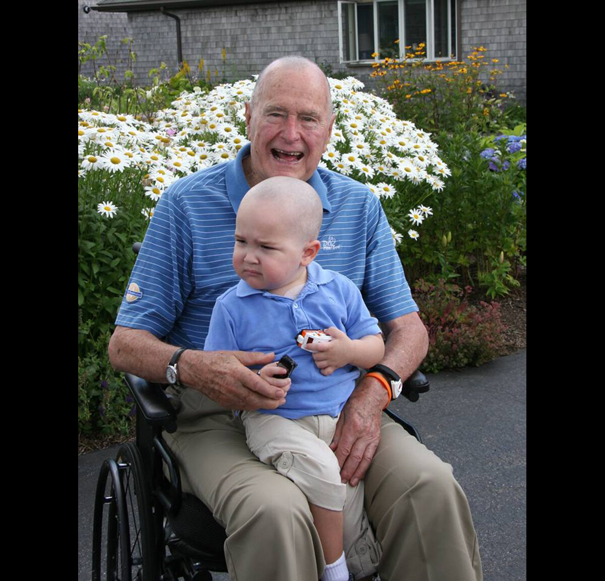Photo : George H. W. Bush prend la pose avec Patrick (2 ans), fils de l ...