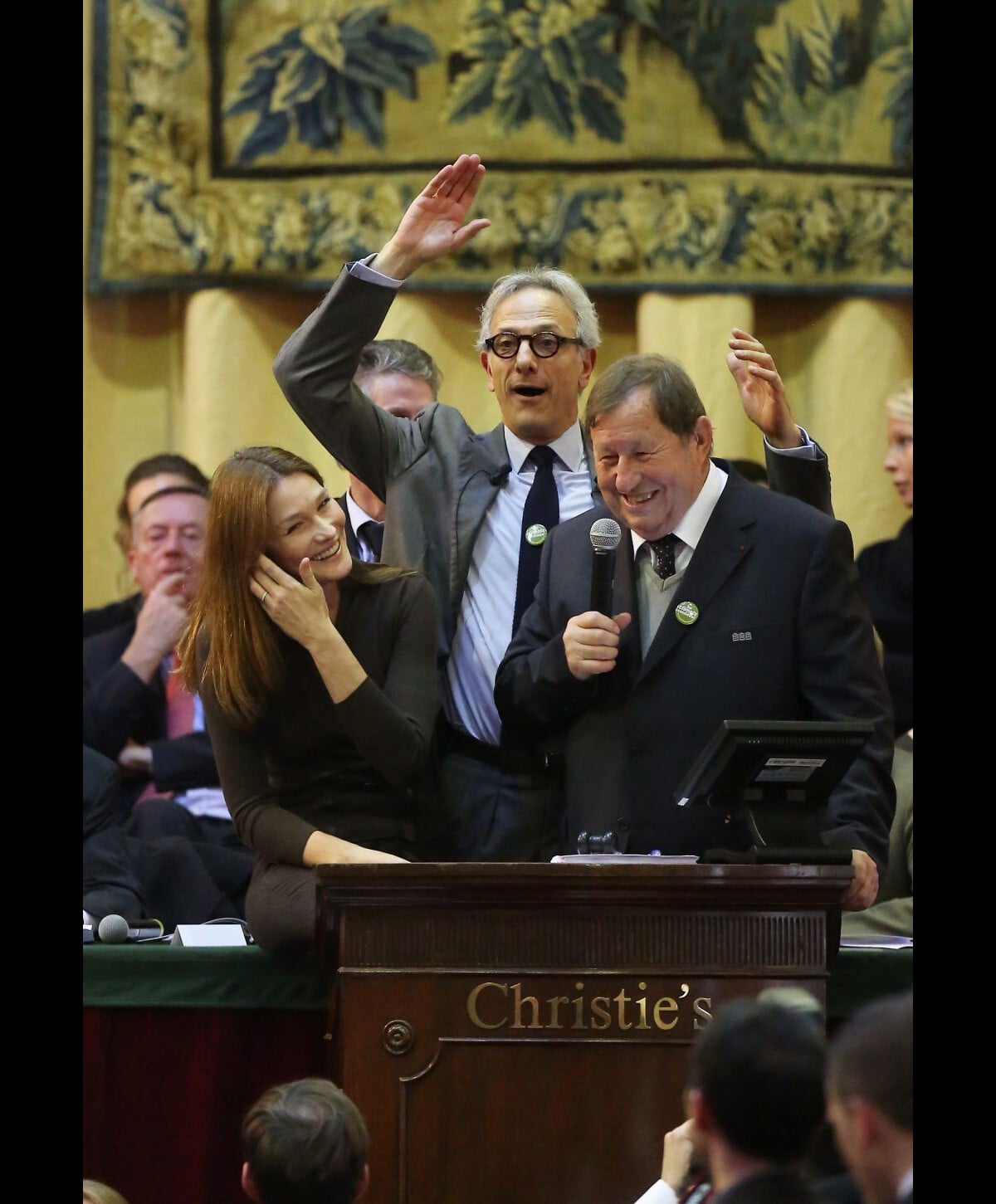 Photo : Carla Bruni-Sarkozy et Guy Roux lors de la 152e vente aux ...