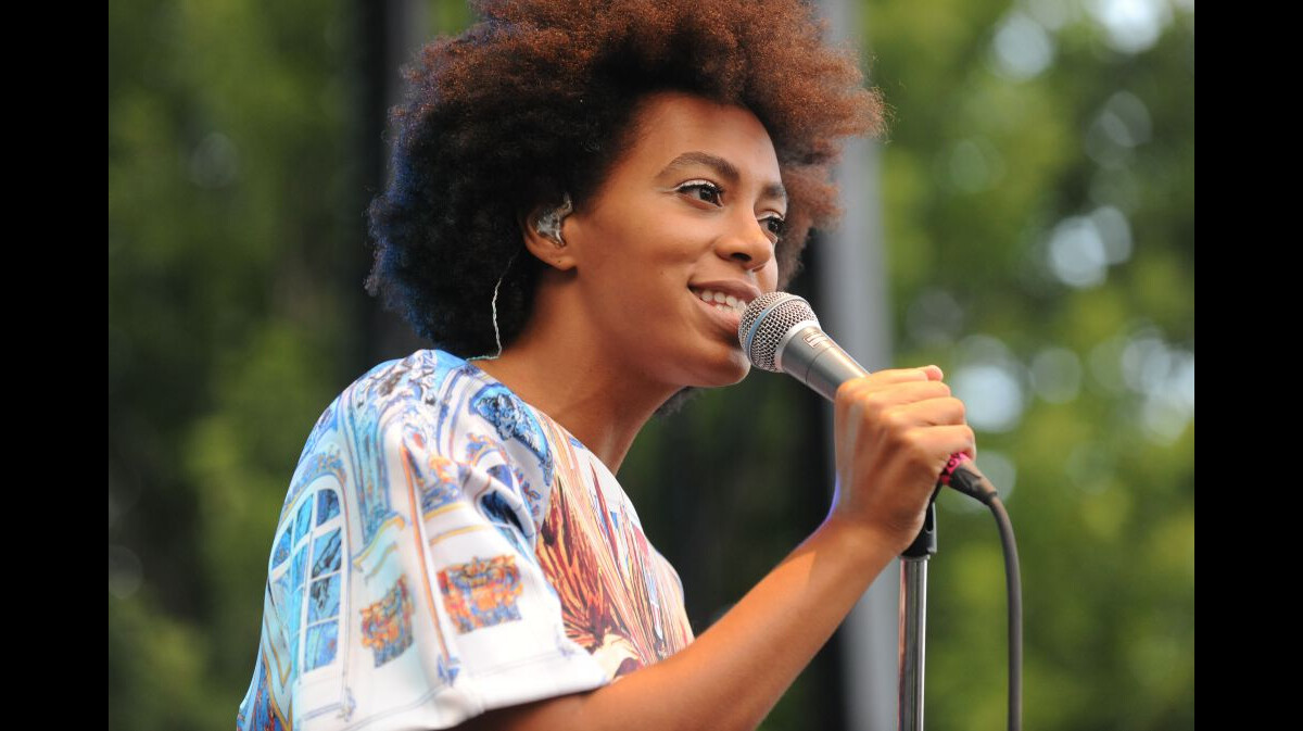 Photo : Solange Knowles sur la scène du festival Pitchwork à Chicago ...