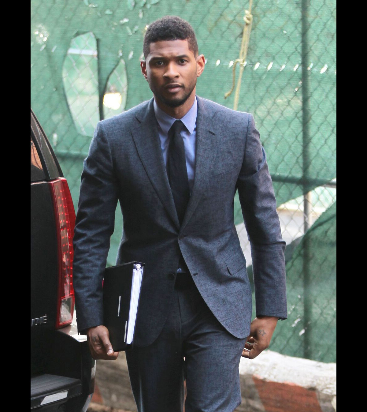 Photo : Usher en costume dans les rues de Tribeca, le 17 avril 2013 ...