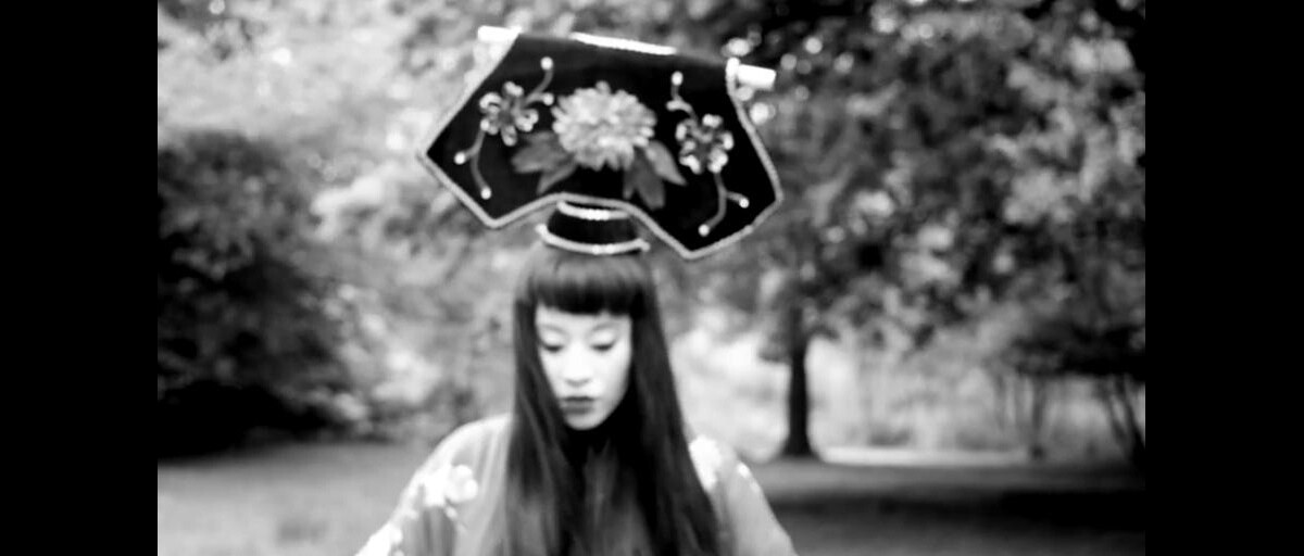 Photo : VV Brown dans son dernier clip The Apple, en ligne depuis le 14 ...
