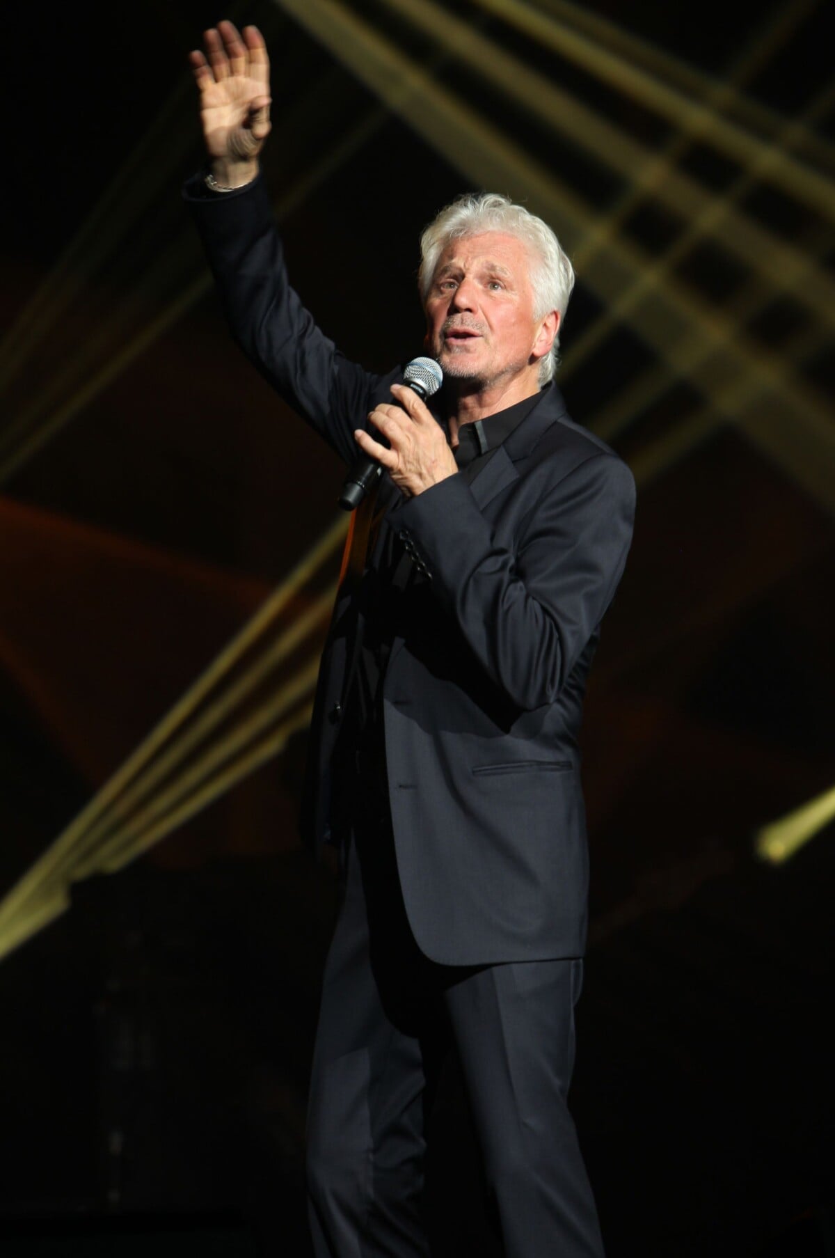 Photo : Gérard Lenorman sur la scène de l'Olympia pour le concert ...