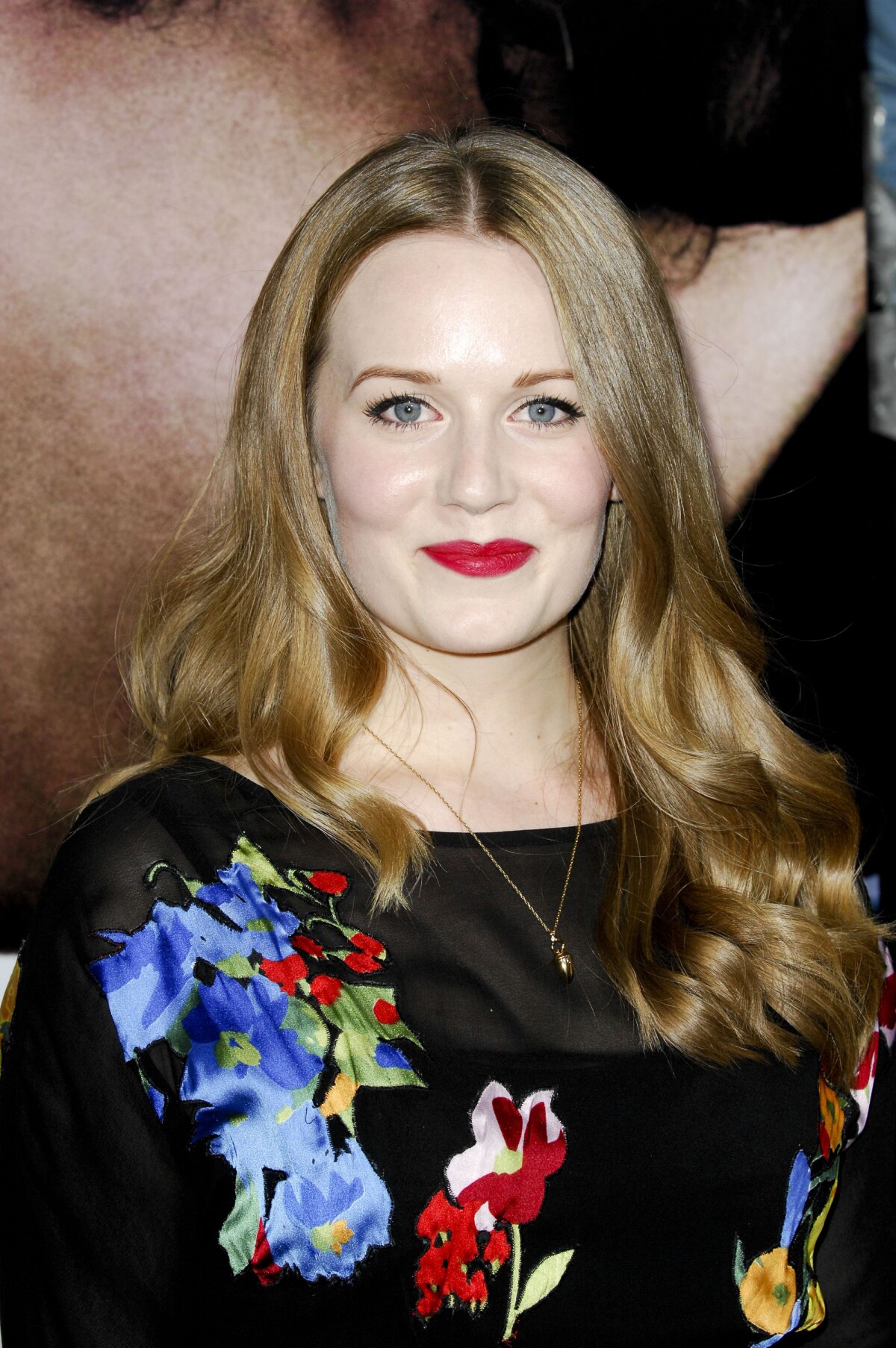 Photo : Cara Theobold lors de la première du film Romeo and Juliet à ...