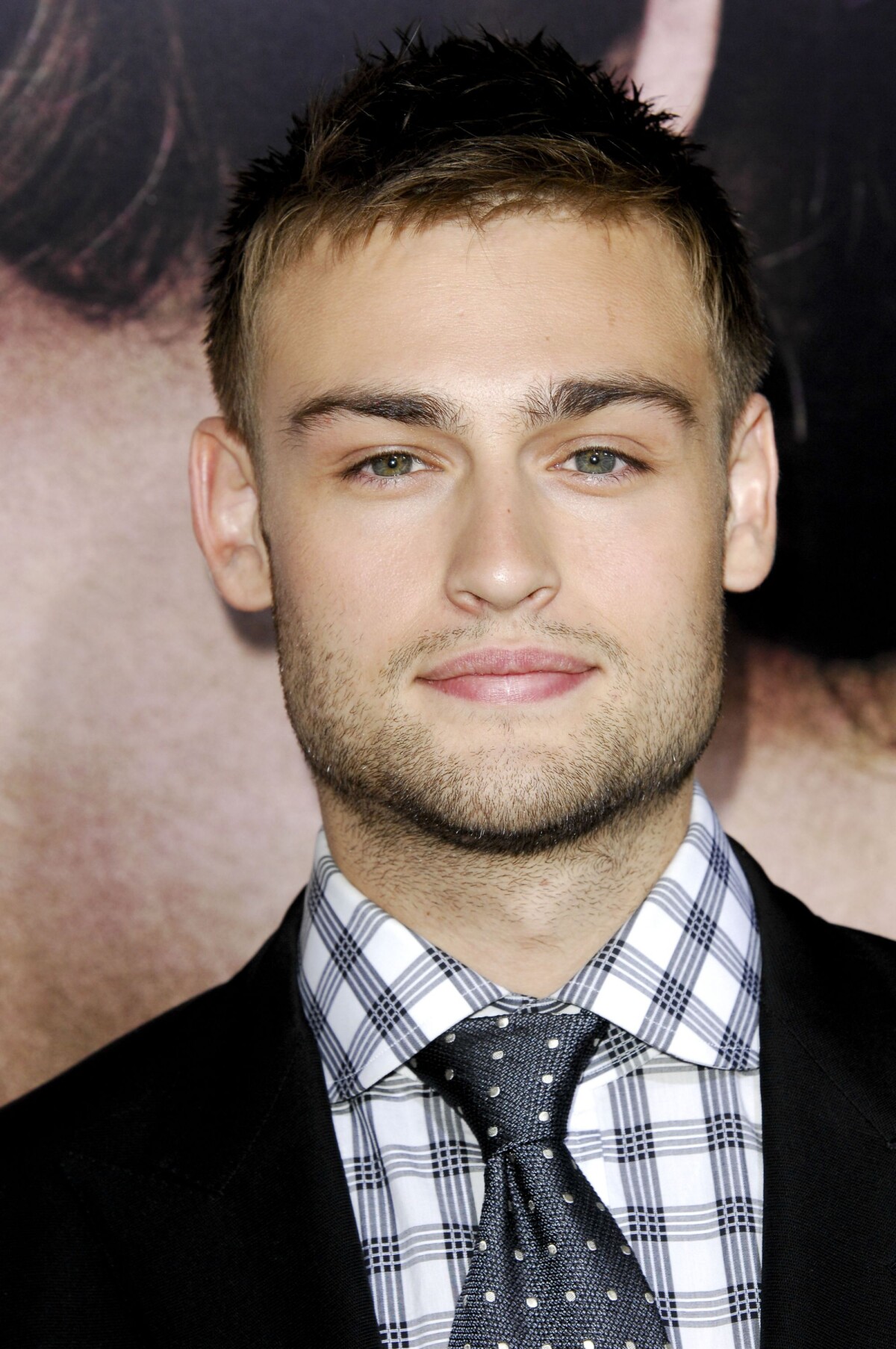 Photo : Douglas Booth lors de la première du film Romeo and Juliet à ...