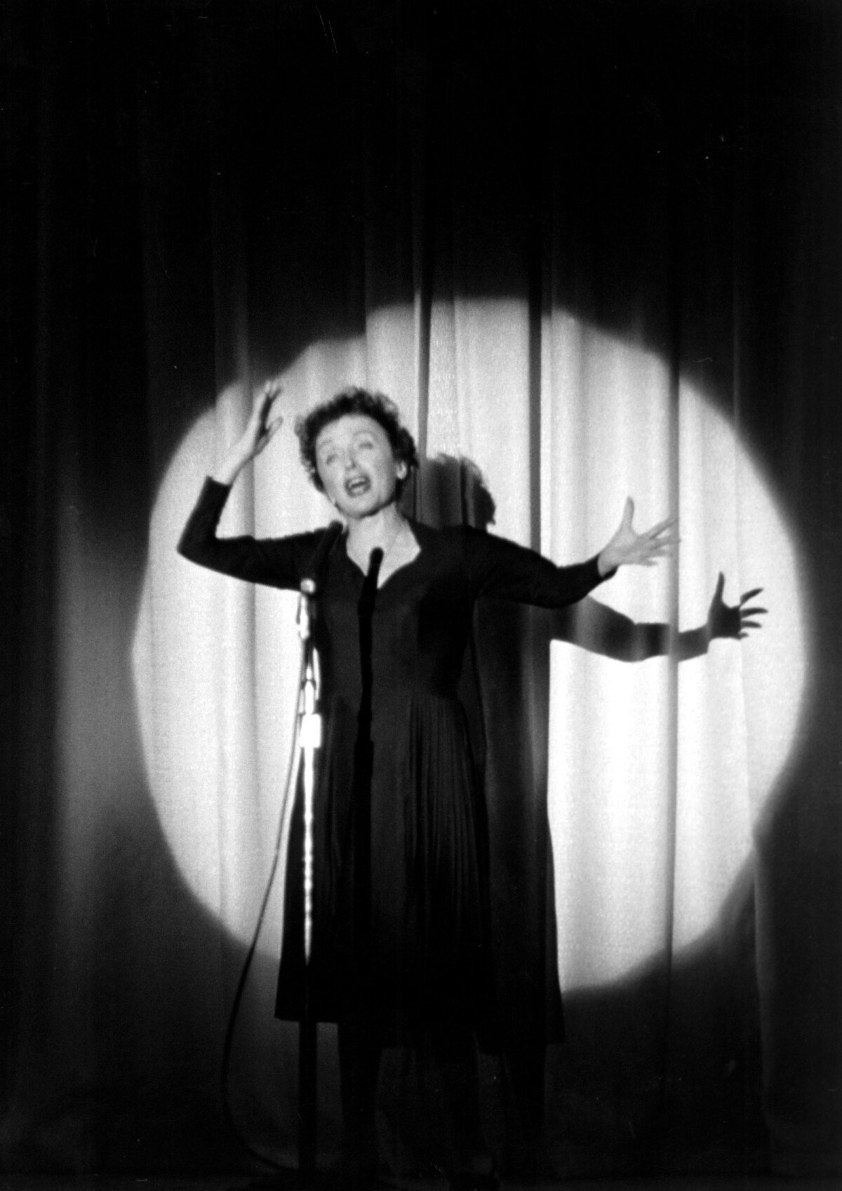 Photo : Edith Piaf sur scène à Paris le 15 mai 1959. - Purepeople
