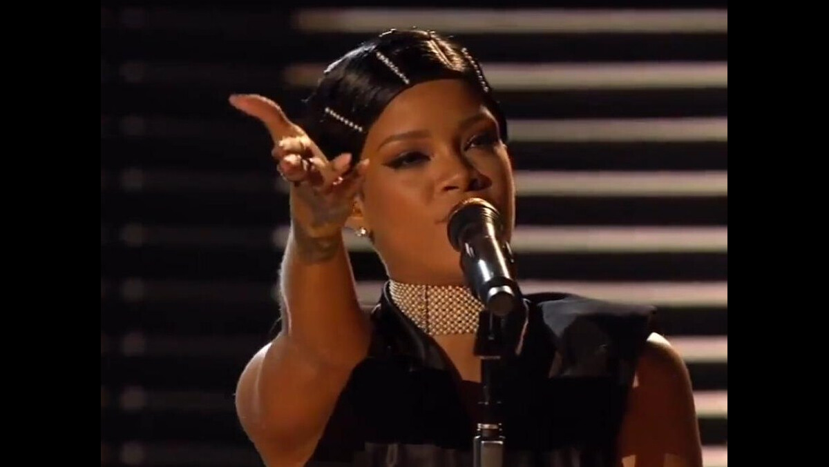 Vidéo : Rihanna sur la scène des American Music Awards au Nokia Theatre ...