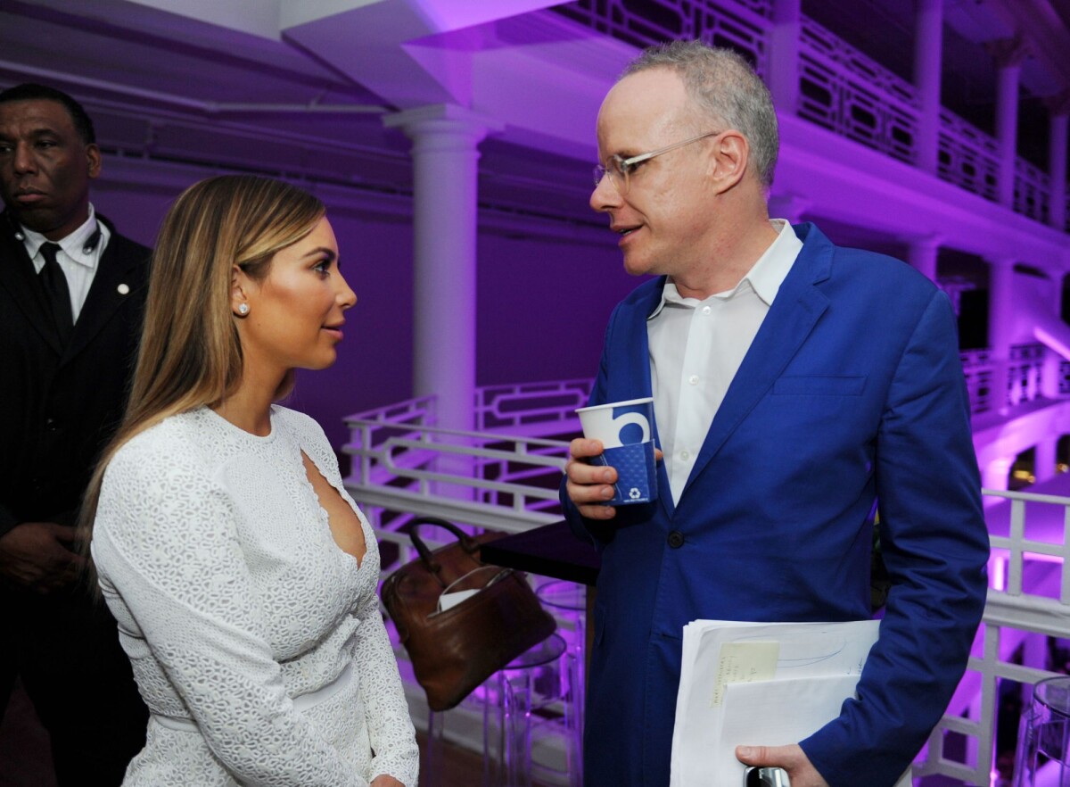 Photo : Kim Kardashian et Hans Ulrich Obrist en pleine discussion lors ...