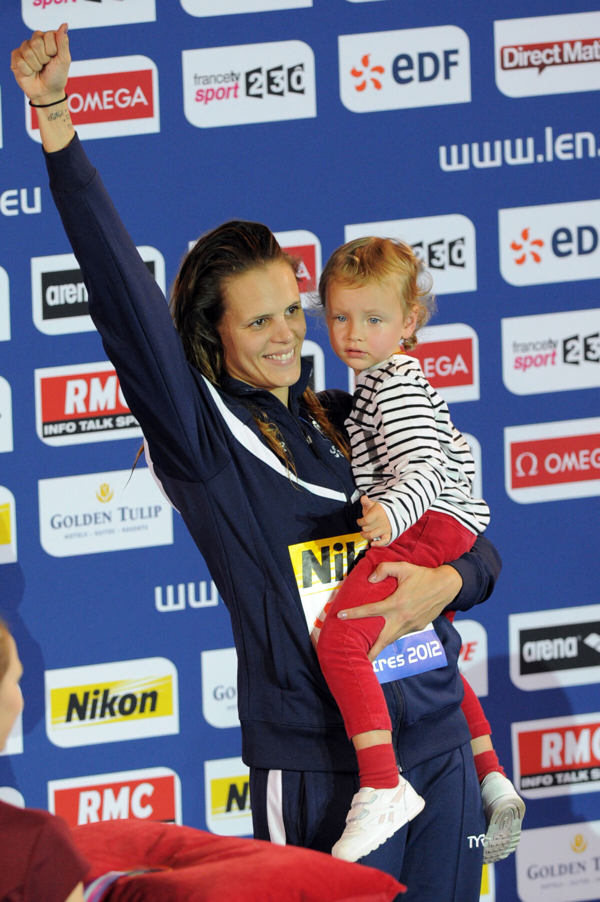 Photo : Laure Manaudou et sa fille Manon lors des championnats d'Europe ...