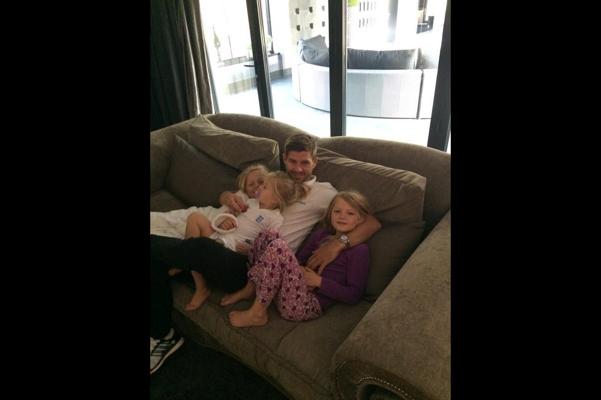 Photo : Steven Gerrard profite de ses trois filles avant le départ pour ...