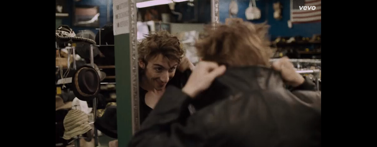 Photo : Lev Pakman. Image du clip de Palisades Park, single des ...
