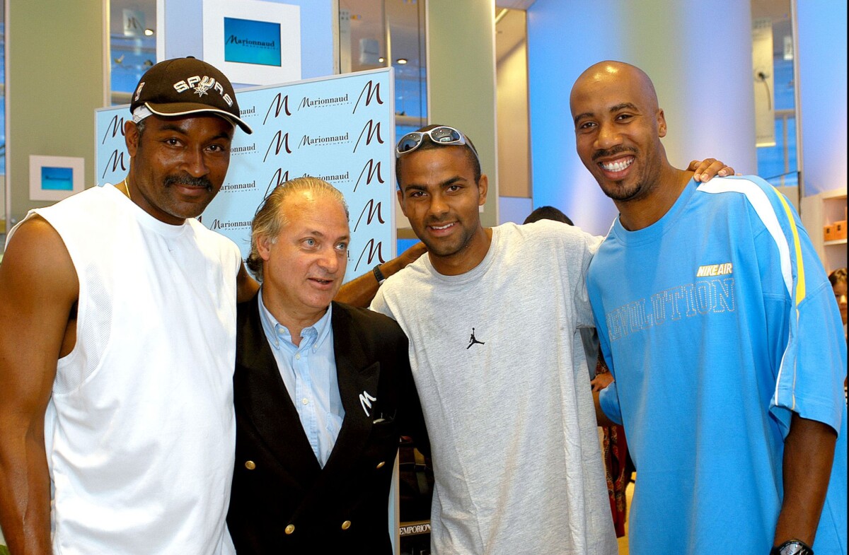 Photo : Tony Parker avec son père à Paris le 20 juillet 2003. - Purepeople