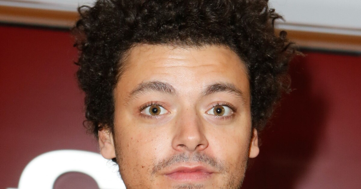 Kev Adams : Mordu par un singe en plein désert marocain ! - Purepeople