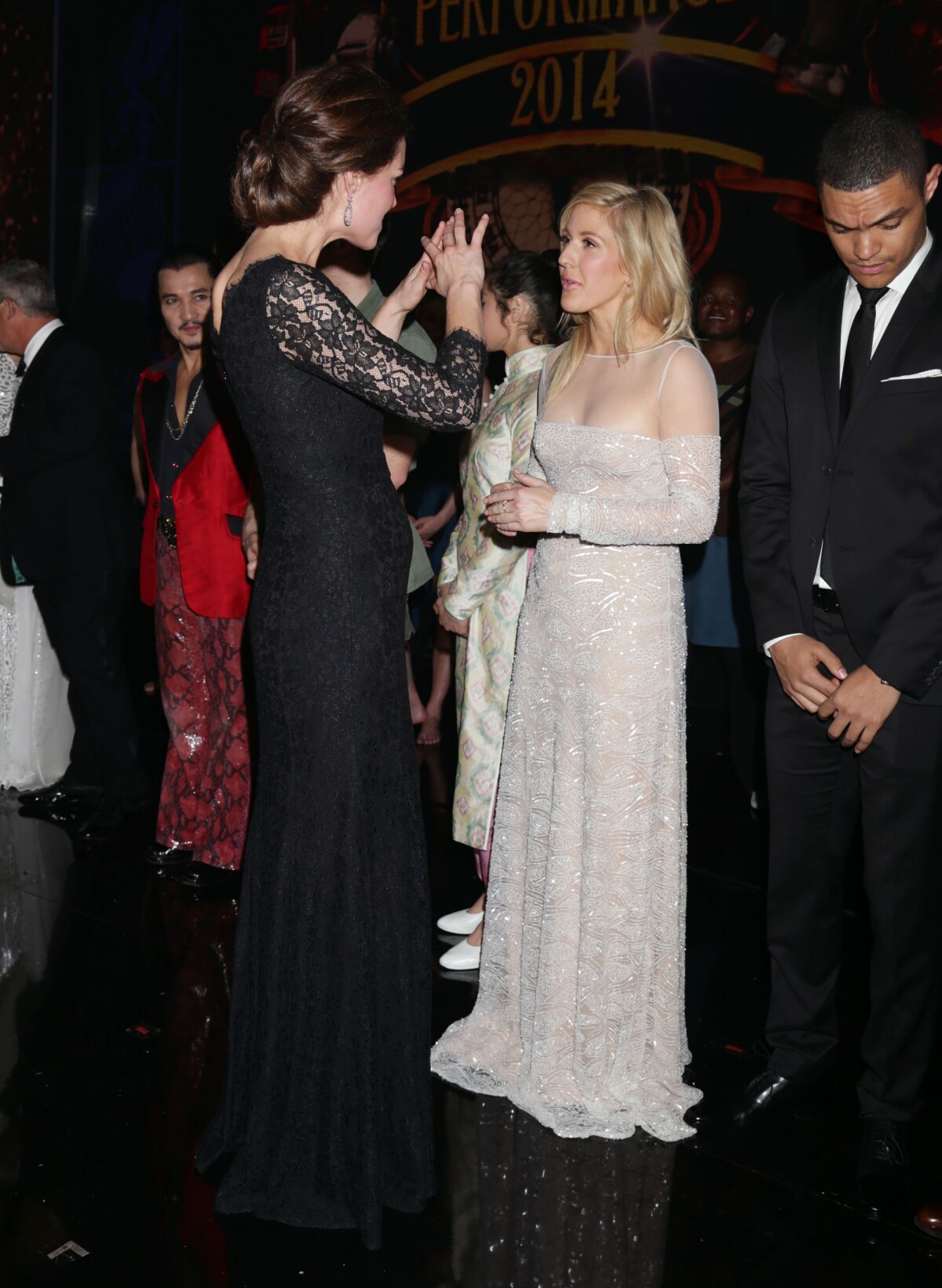 Photo : La duchesse salue Ellie Goulding. Kate Middleton, enceinte et ...
