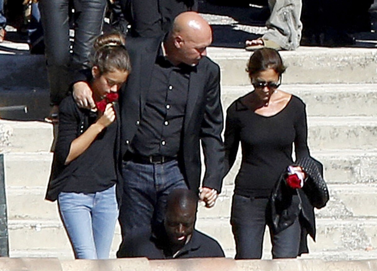 Photo : José Anigo entouré de sa famille lors de l'enterrement d'Adrien ...