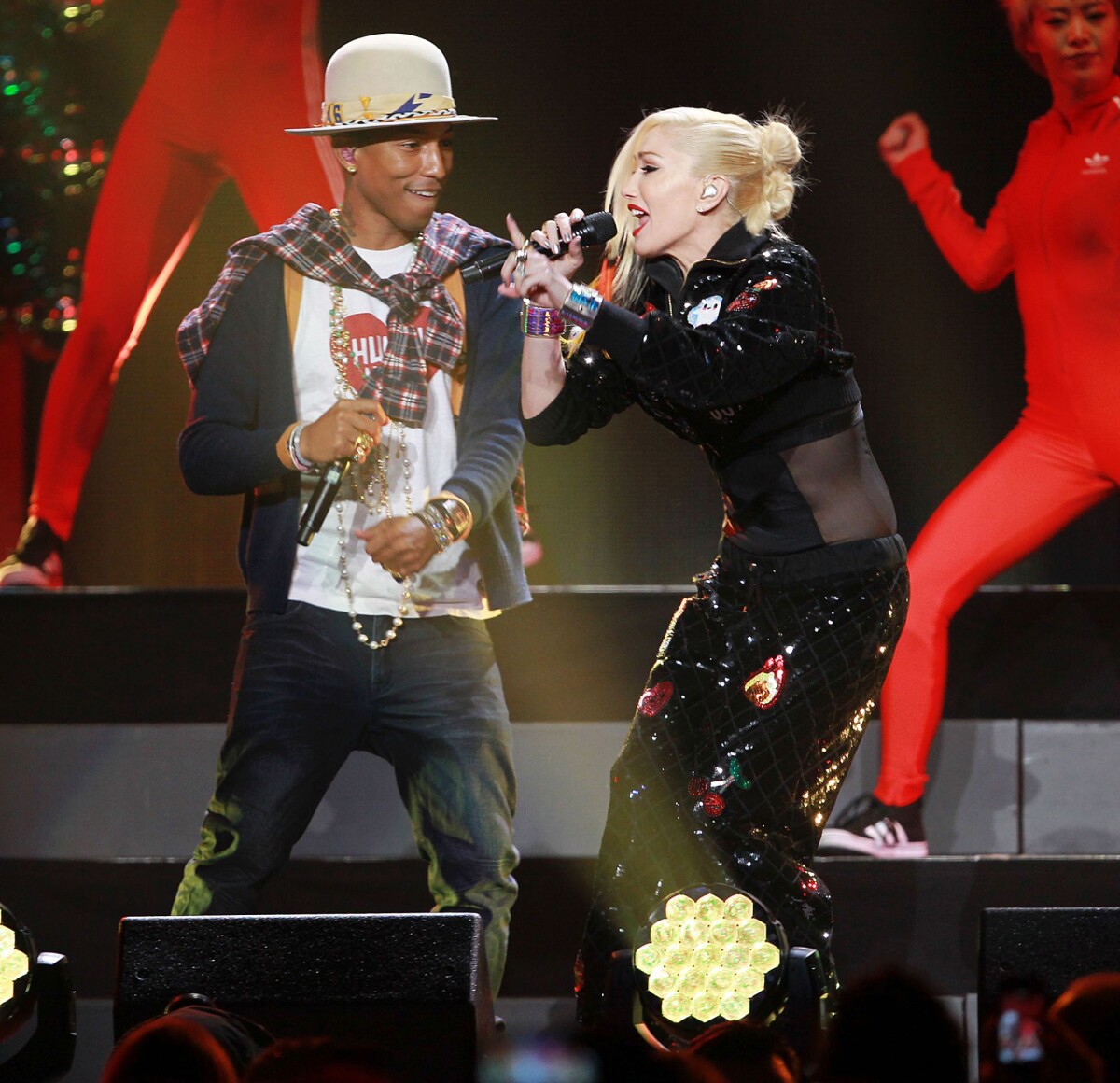 Photo : Pharrell Williams et Gwen Stefani prestent lors du KIIS FM's ...