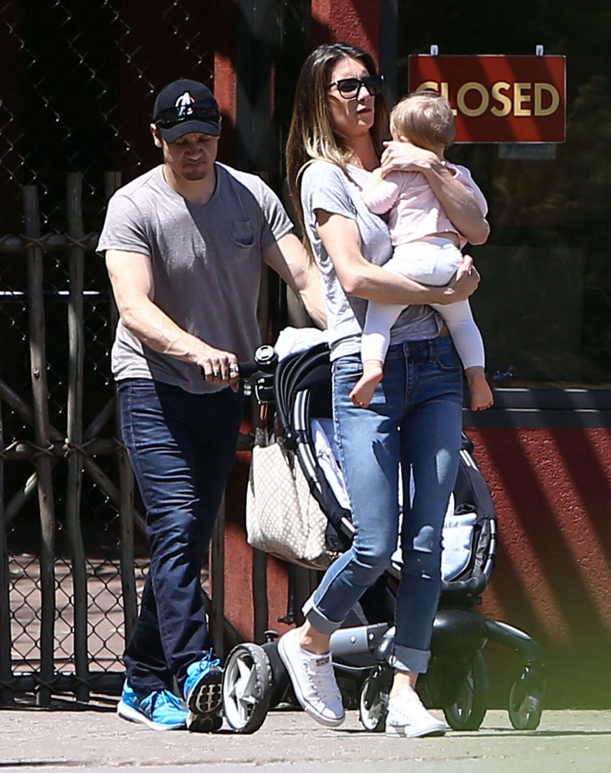 Photo : Exclusif - Jeremy Renner en famille au zoo de Nashville, le 5 ...