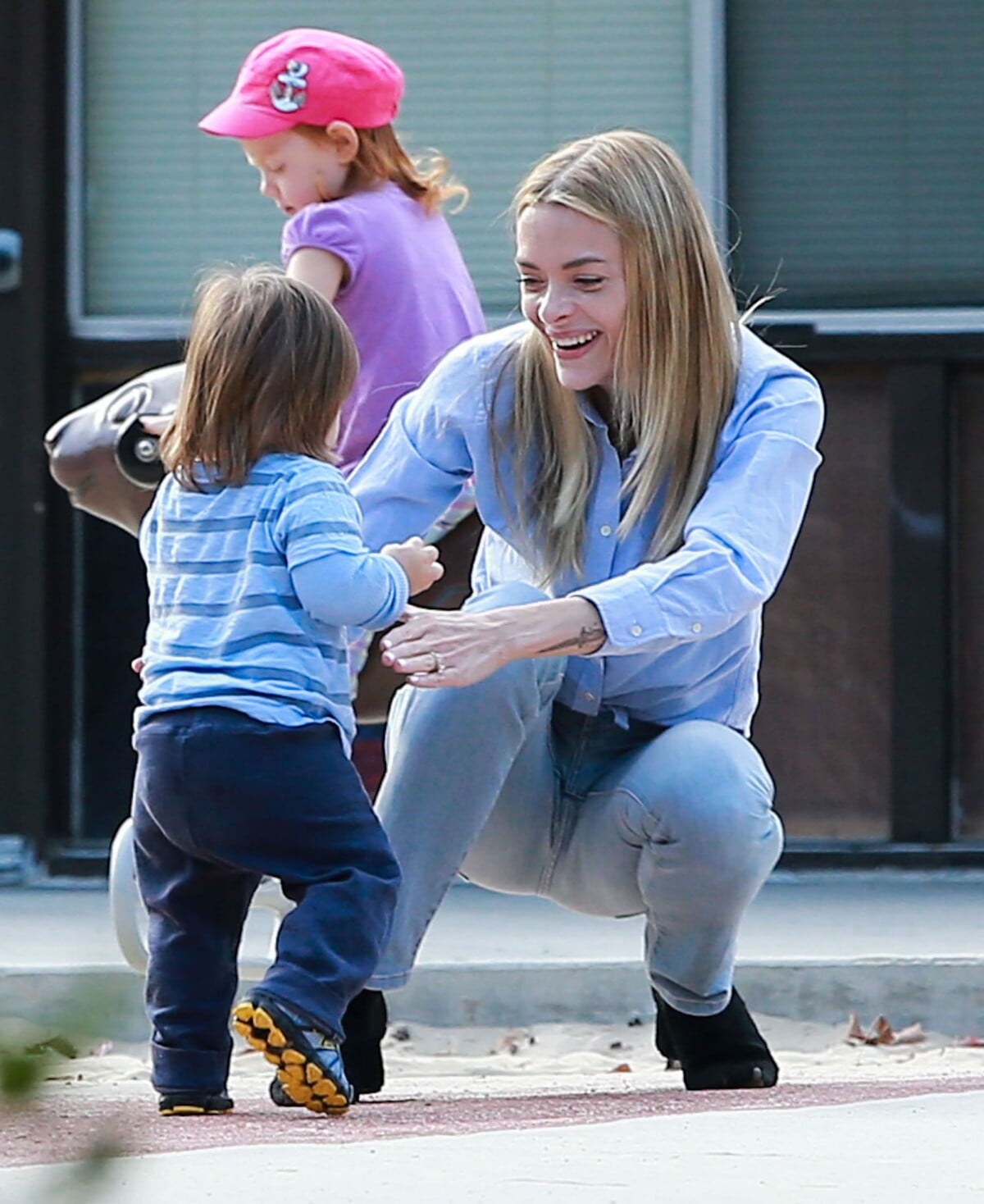 Photo : L'actrice Jaime King et son mari Kyle Newman s'amusent avec leur fils James au Coldwater ...
