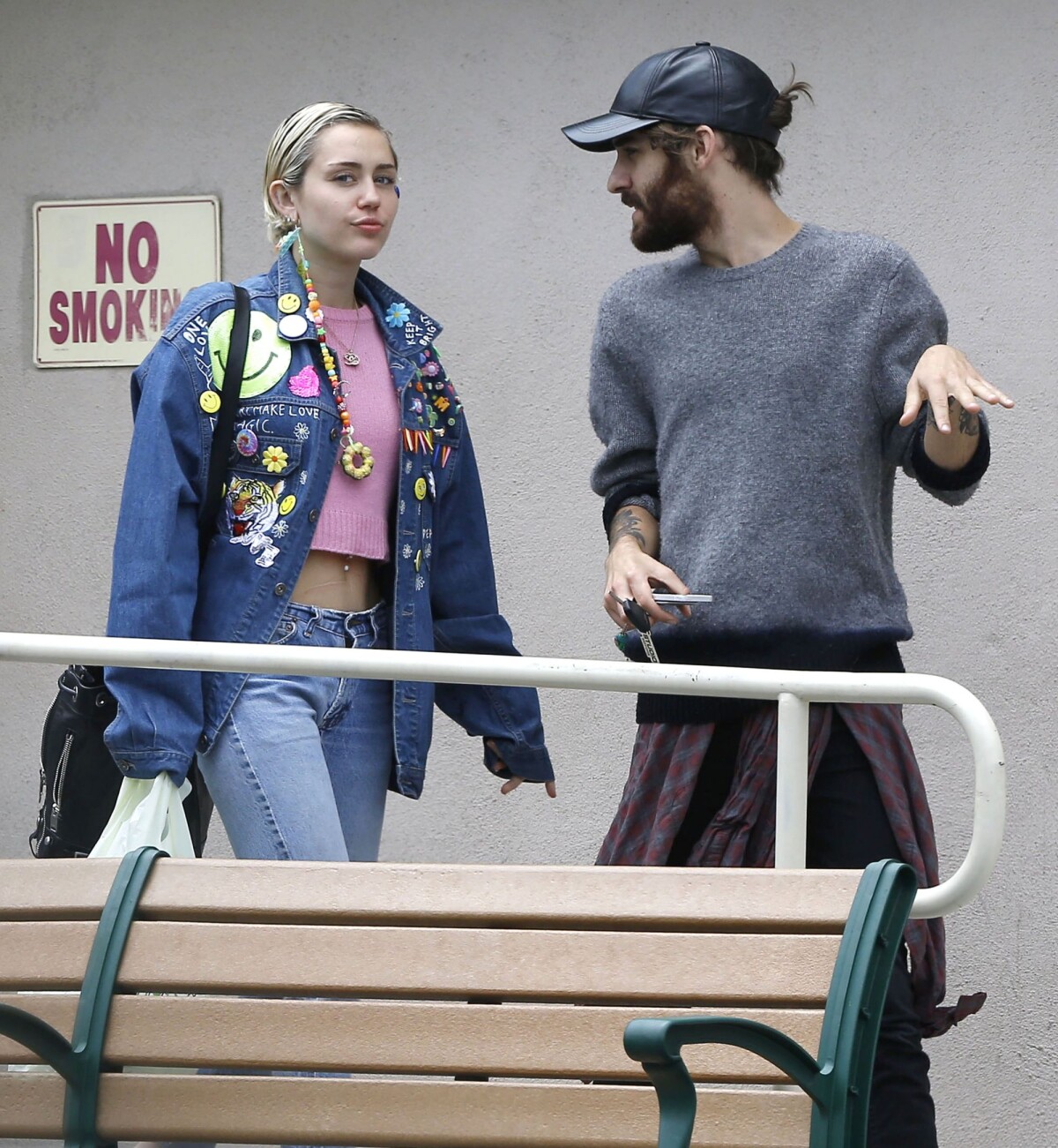 Photo : Exclusif - Miley Cyrus a déjeuné avec un ami au Studio City Los ...
