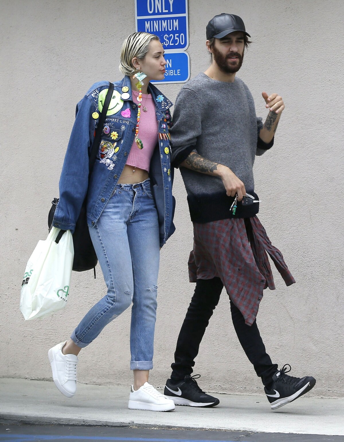 Photo : Exclusif - Miley Cyrus a déjeuné avec un ami au Studio City Los ...