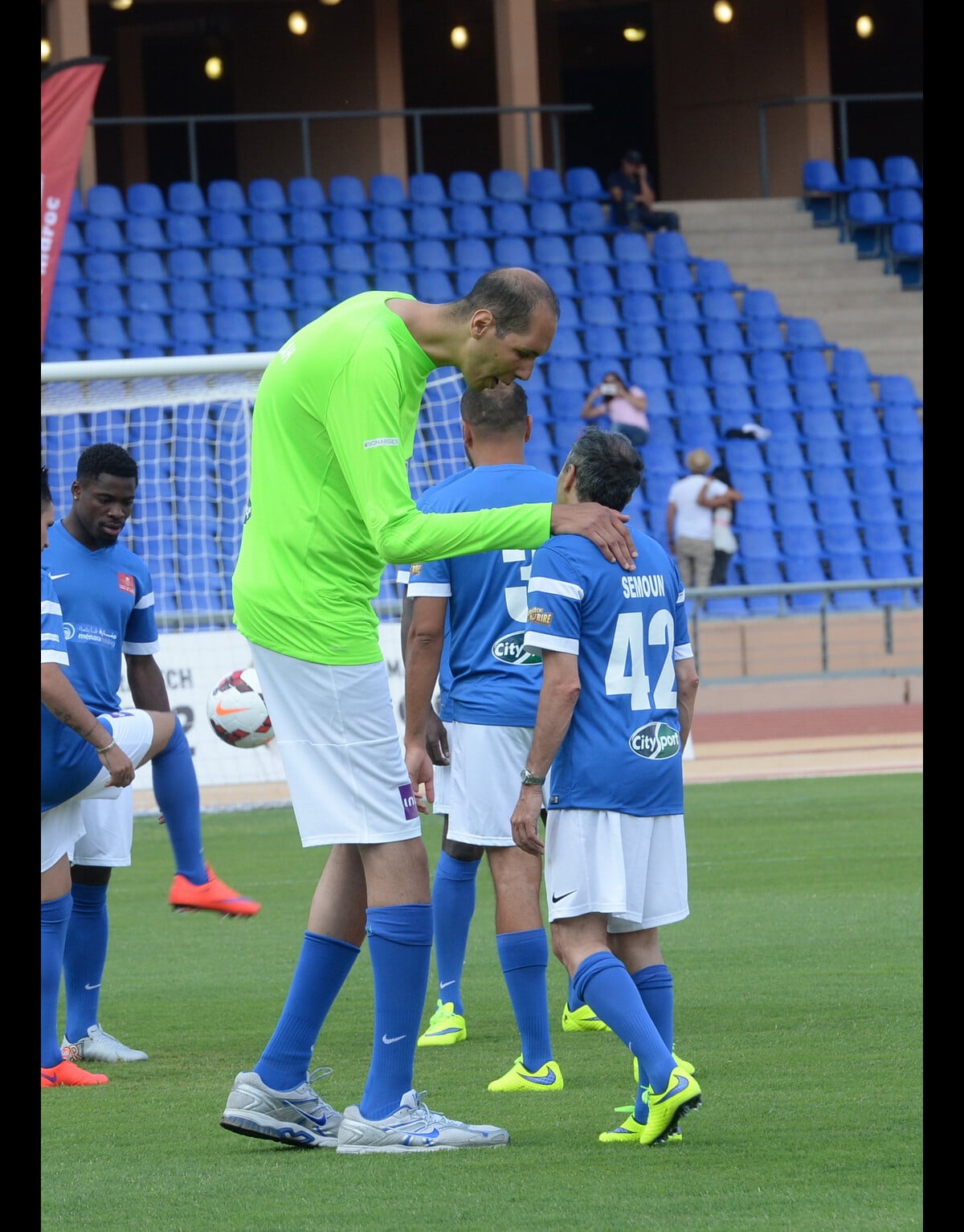 Photo : Brahim Takioullah lors du Charity Football Game au Grand Stade ...