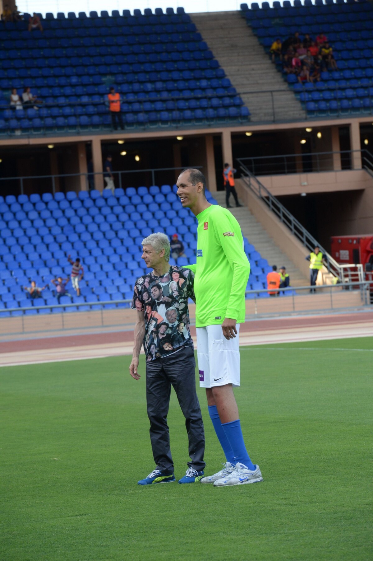 Photo : Brahim Takioullah et Arsène Wenger lors du Charity Football ...