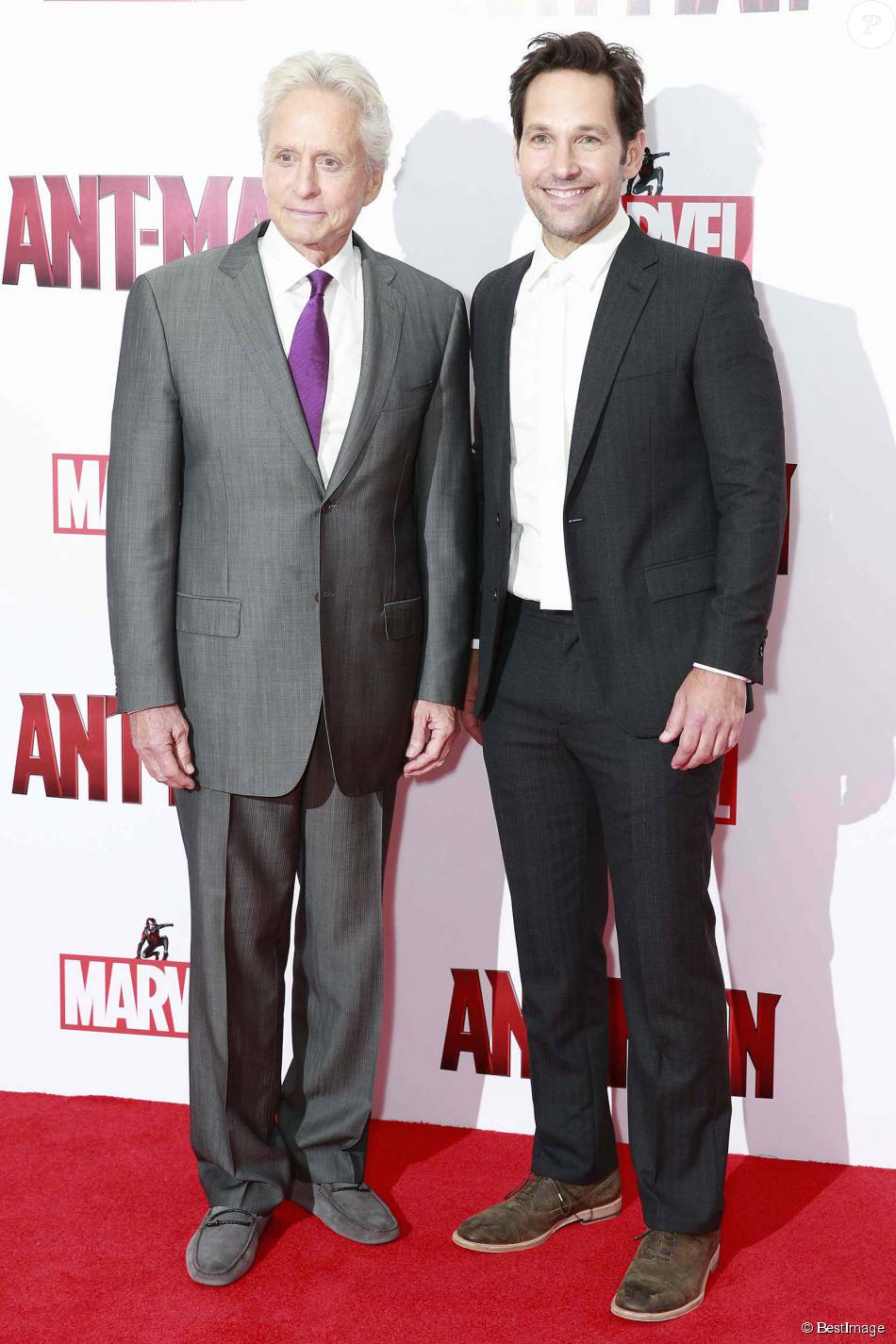 Michael Douglas et Paul Rudd - Première du film Ant-Man à Londres le 8 ...