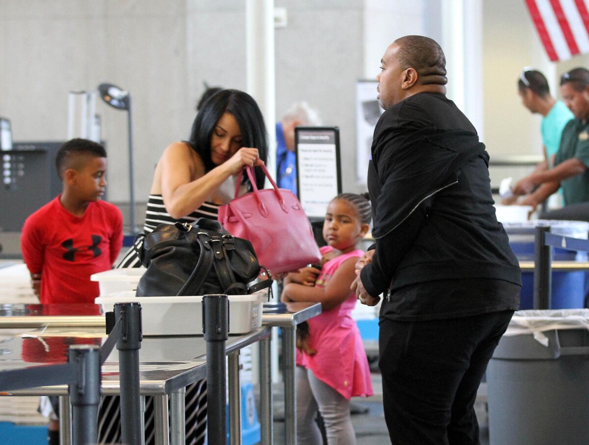 Photo : Timbaland (Timothy Zachery Mosley) en famille à l'aéroport LAX ...