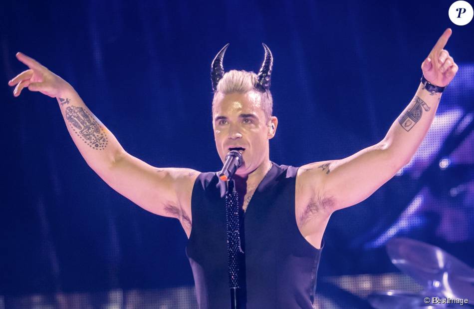 Robbie Williams en concert au Ice Palace à Saint-Petersbourg. Le 9 ...