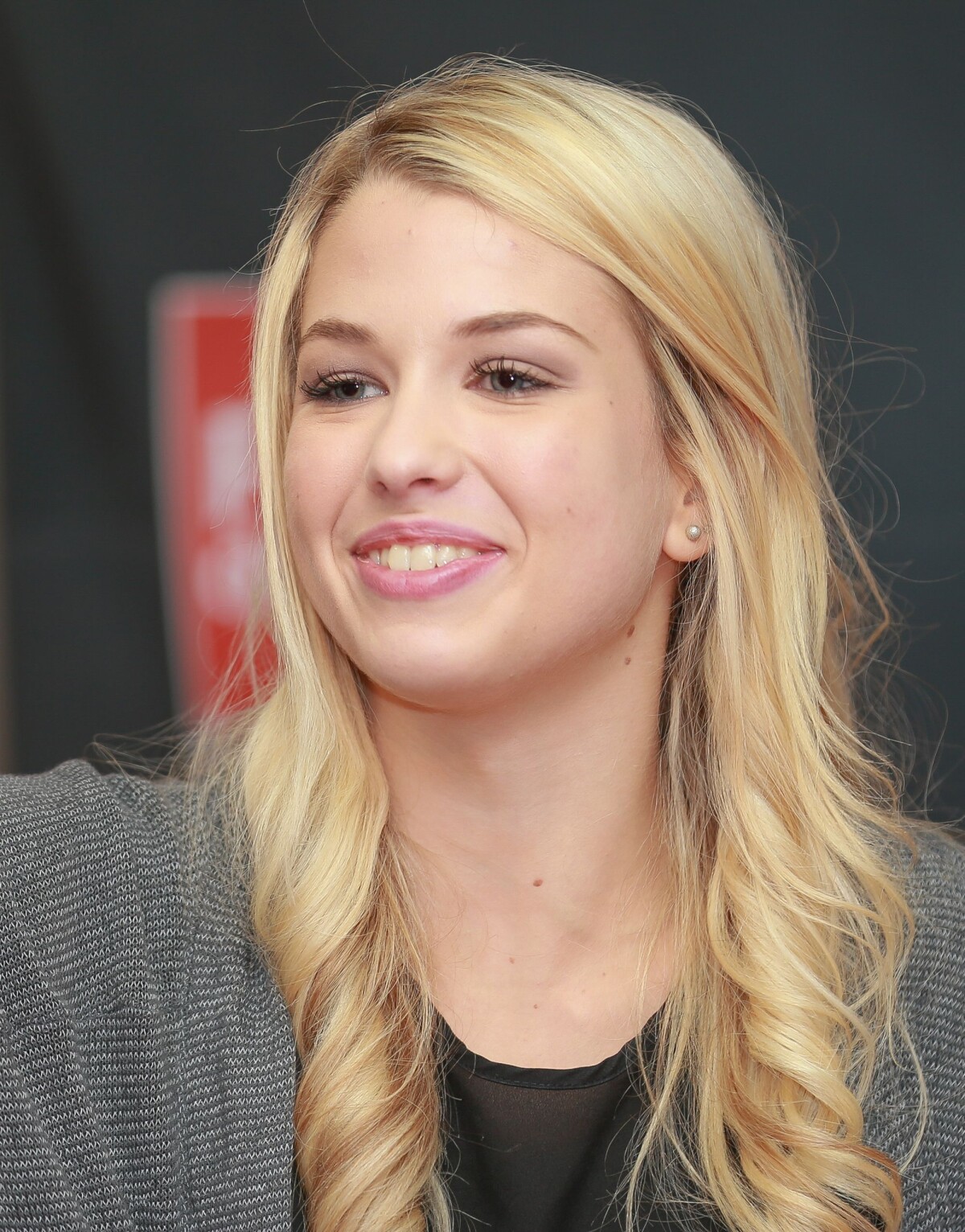 Photo : Marie Lopez, alias EnjoyPhoenix sur Youtube lors d'une séance ...