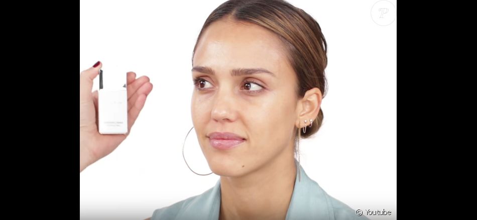 Jessica Alba dans son tuto pour obtenir un parfait smokey-eye. - Purepeople