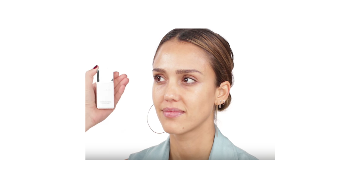 Jessica Alba dans son tuto pour obtenir un parfait smokey-eye. - Purepeople
