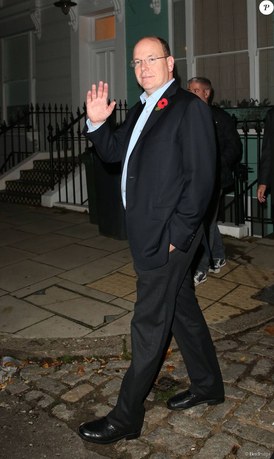 Exclusif - Le prince Albert II de Monaco à la sortie de l'after party de U2 à Londres, le 30 ...