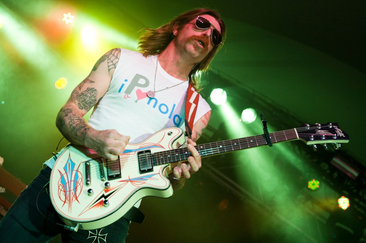 Photo : Eagles Of Death Metal lors du 2e jour du festival Voodoo à City ...