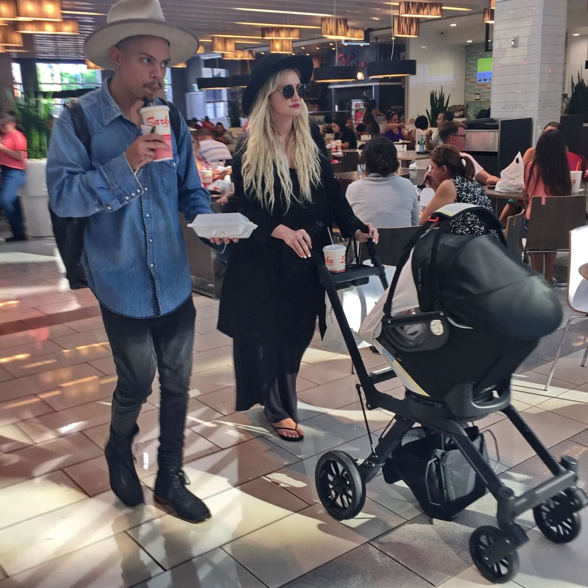 Photo : Exclusif - Ashlee Simpson et son mari Evan Ross sortent pour la ...