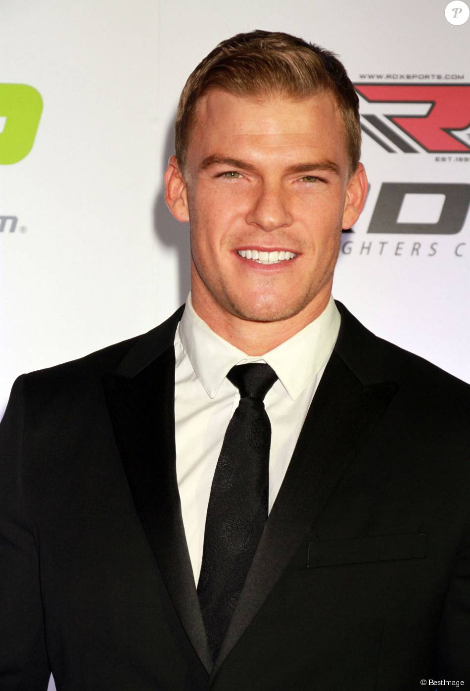 Alan Ritchson - Tapis rouge 7th Annual Fighters Only World Mixed ...