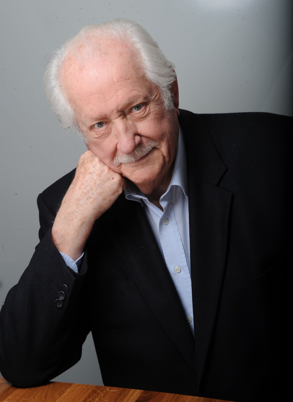Photo : Portrait de Pierre Bellemare réalisé en 2015. - Ode (Purepeople)