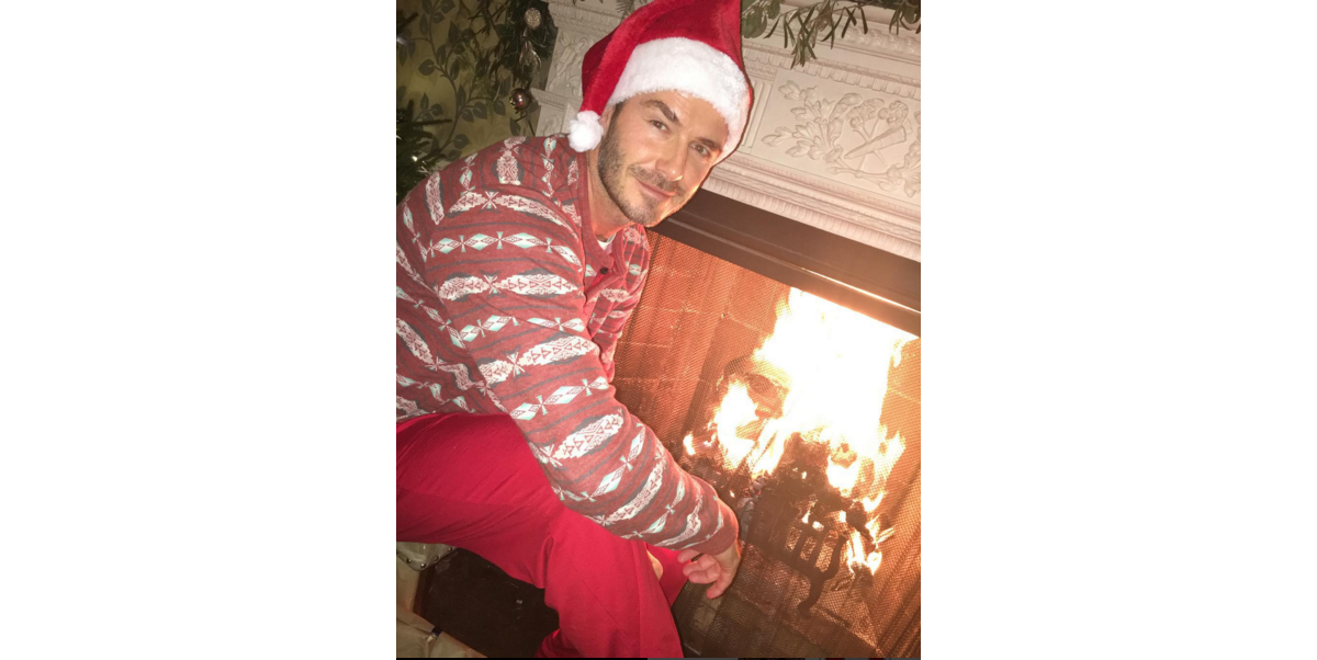 Photo : David Beckham en Père Noël, près d'une cheminée. Photo publiée ...