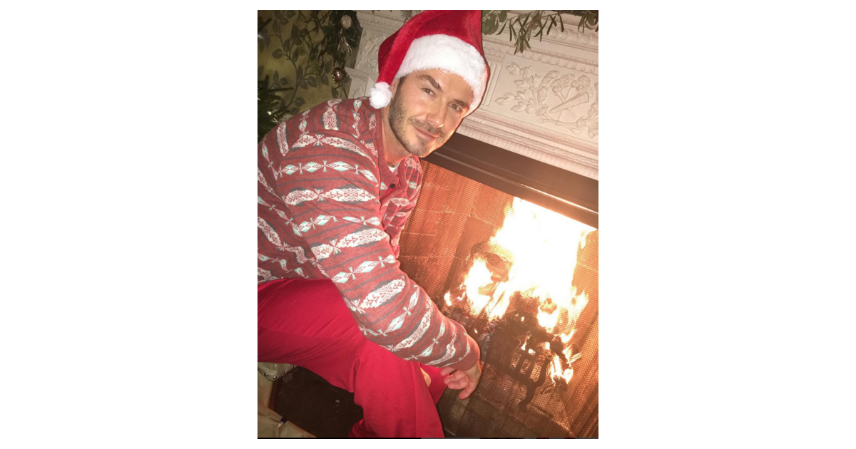 David Beckham en Père Noël, près d'une cheminée. Photo publiée le 25 ...