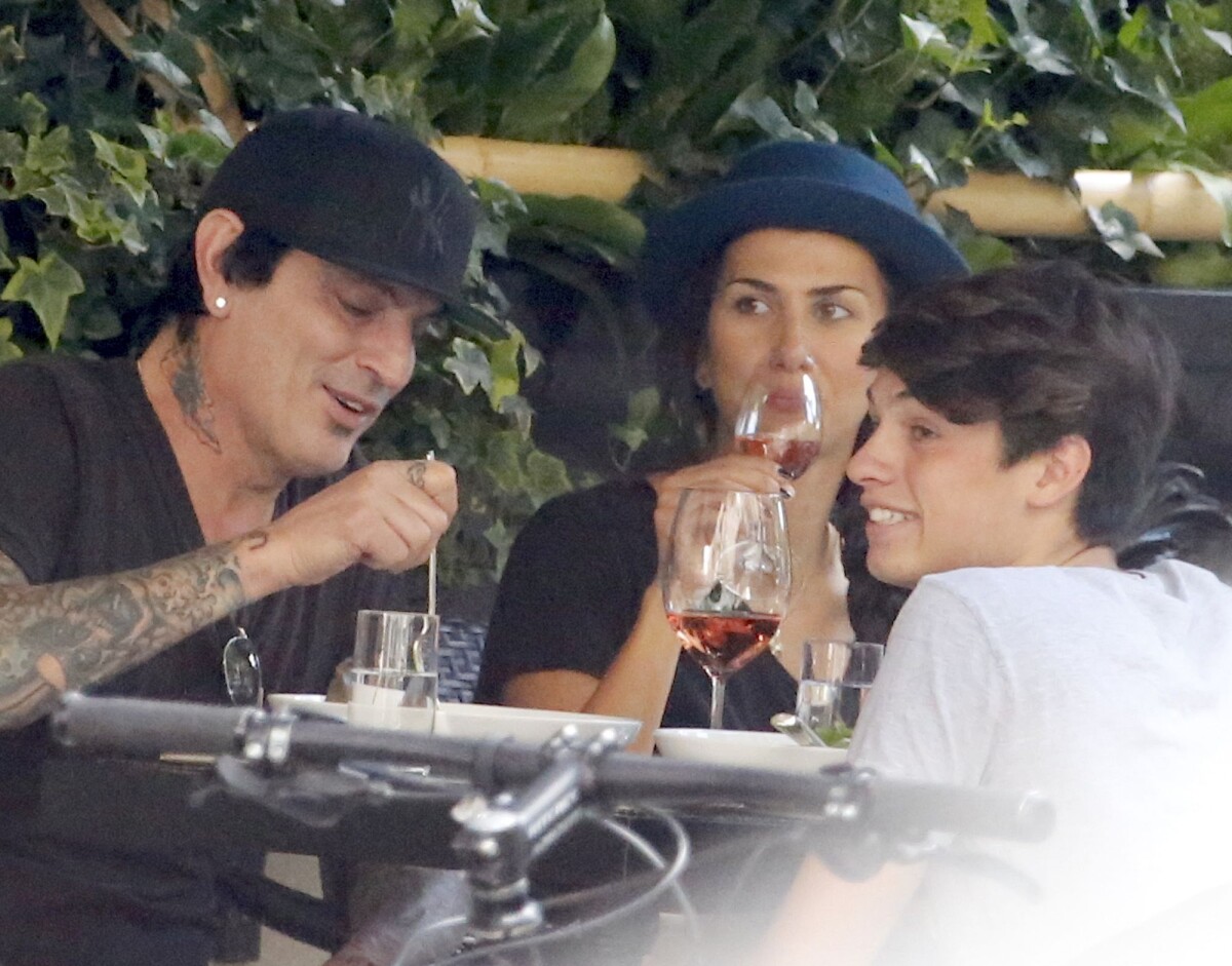 Photo : Exclusif - Tommy Lee déjeune avec sa fiancée Sofia Toufa et son fils Dylan Jagger Lee au ...