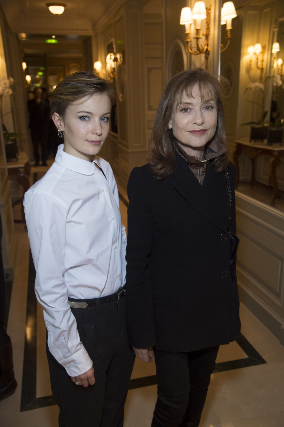 Photo : Diane Rouxel et Isabelle Huppert - Soirée des Révélations César ...