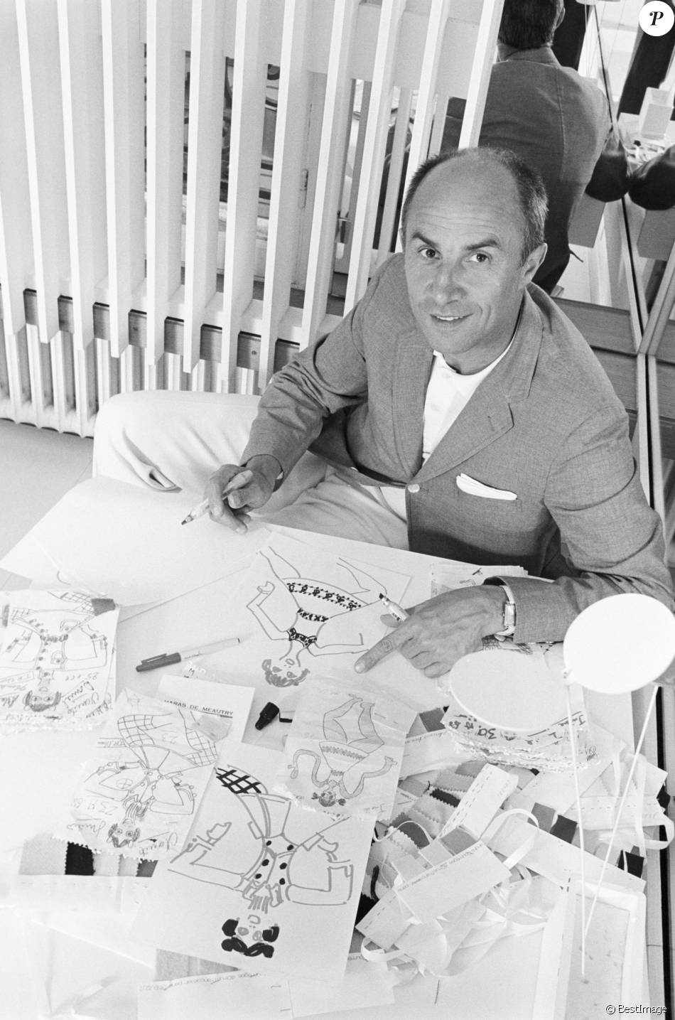 Archives - En France, à Paris, le couturier André Courrèges dans son ...