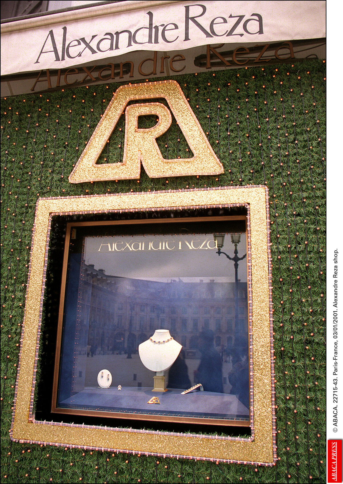 Photo : Vue de la boutique Alexandre Reza à Paris en janvier 2001. Le ...