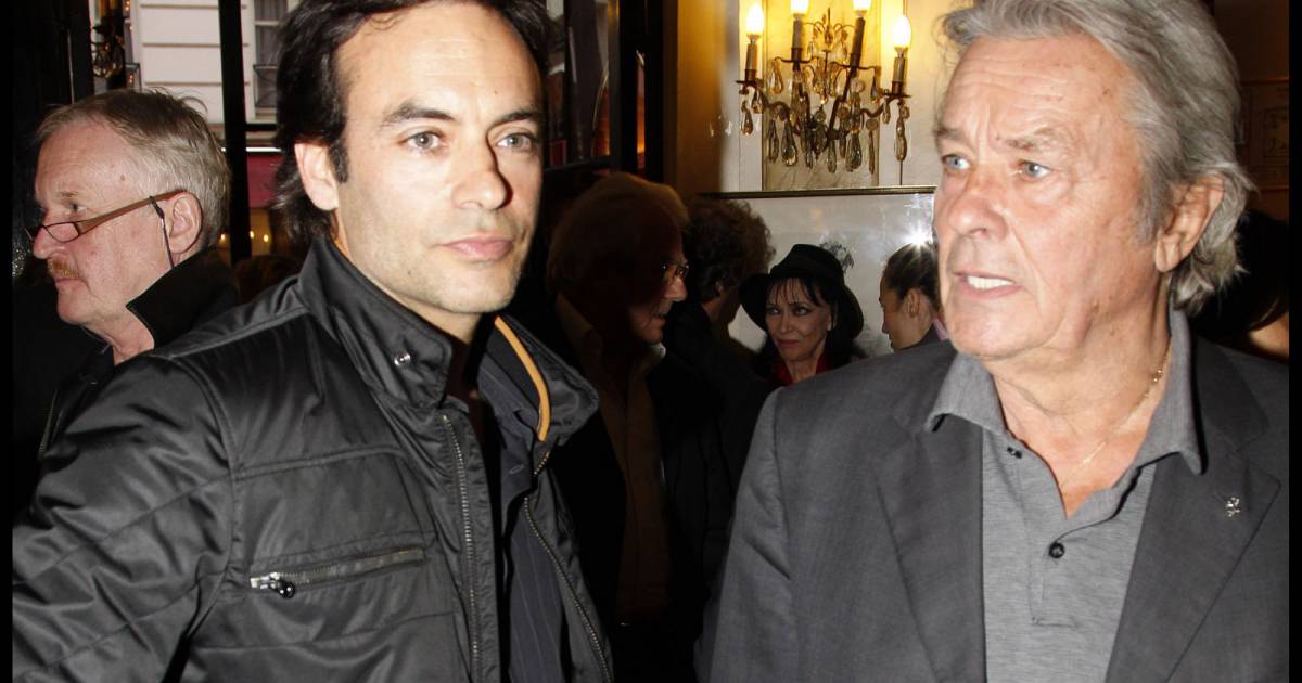 Exclusif - Anthony Delon et son père Alain Delon à Paris le 31 mai 2010 ... Exclusif - Anthony Delon et son père Alain Delon à Paris le 31 mai 2010 ...