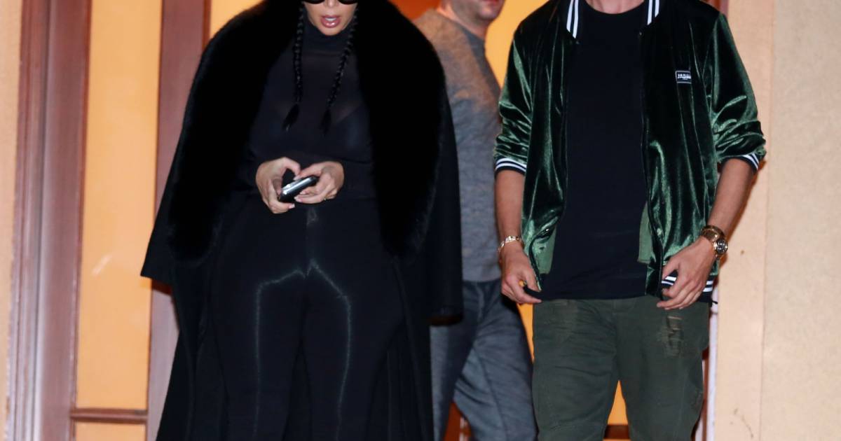 Kim Kardashian et son meilleur ami Jonathan Cheban sortent d'une maison ...