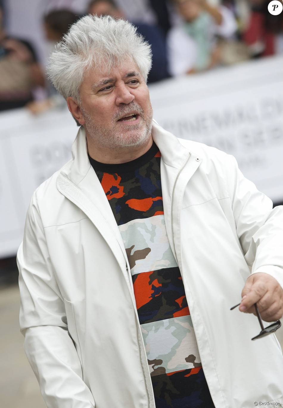 Pedro Almodovar arrive au 62ème festival du film de San Sebastian. Le ...