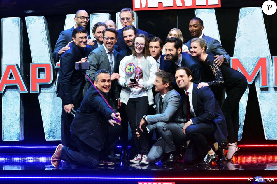 Selfie de Chris Evans, Robert Downey Jr, Sebastian Stan, Anthony Mackie ...