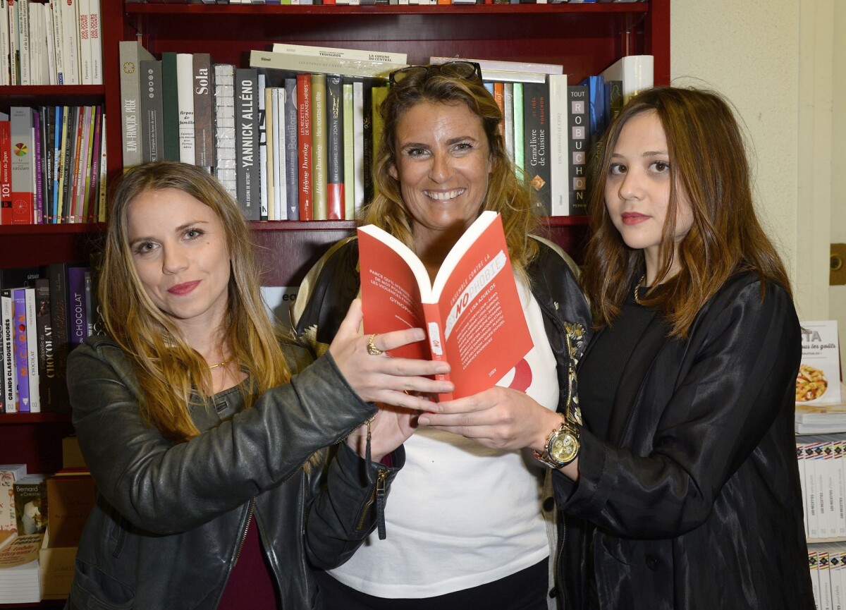 Photo : Lisa Azuelos avec Anna Apter et Laura Felpin - Signature de l ...