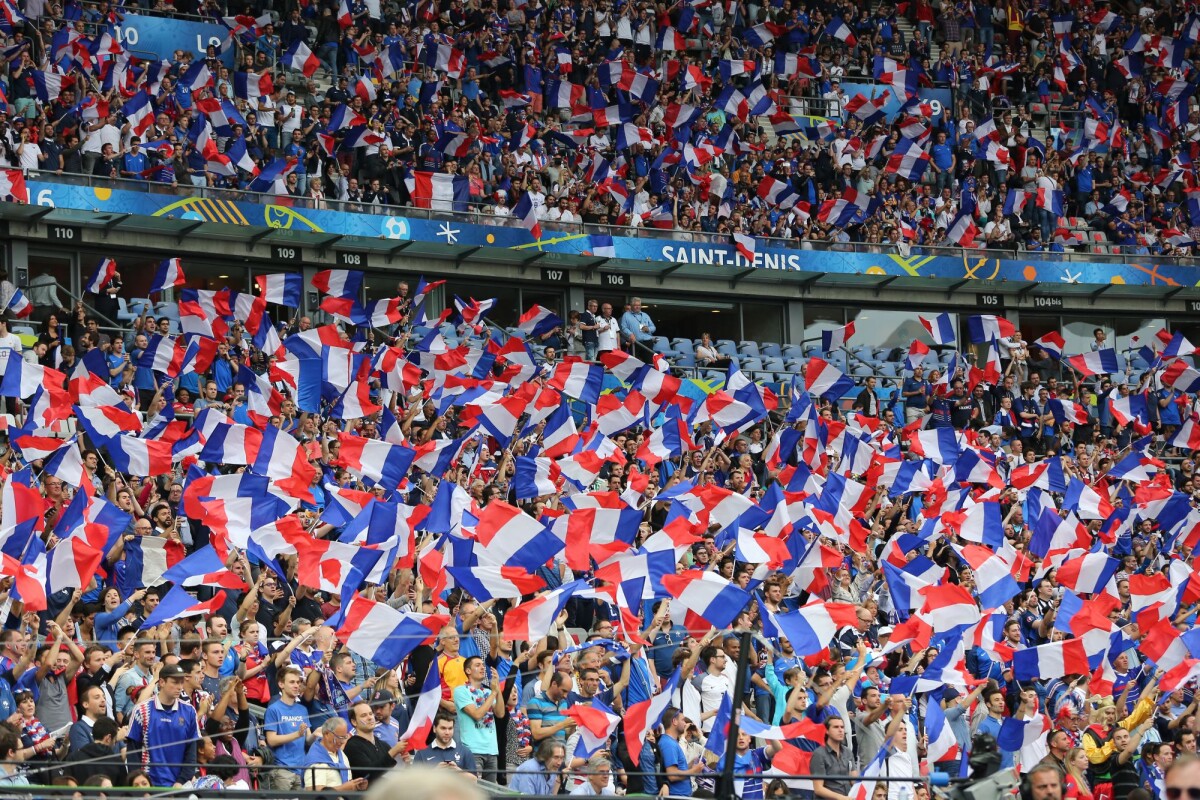 Photo : Supporters français au match d'ouverture de l'Euro 2016, France ...